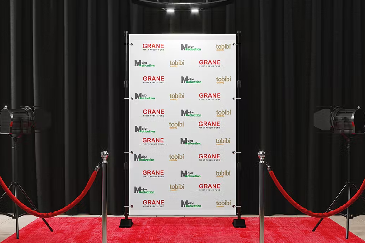 Kehadiran Logo, Slogan, dan Tema Perusahaan dalam Backdrop - Jasa ...